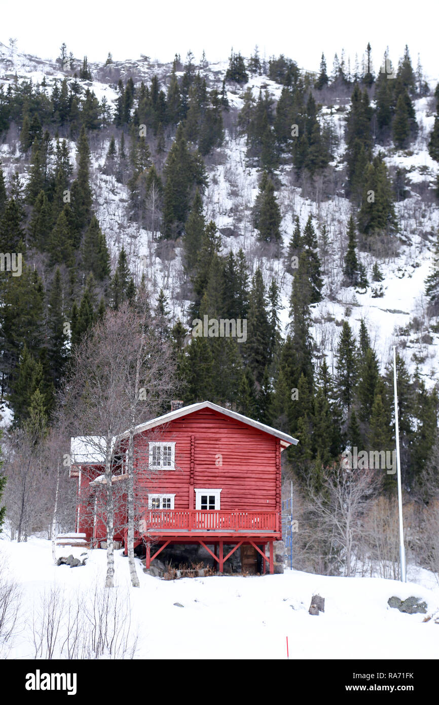 Traditional red Norwegian cabin in the snow Stock Photo - Alamy