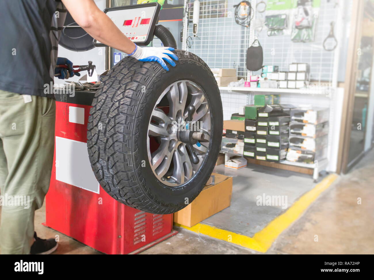 Car wheel balancing hi-res stock photography and images - Alamy