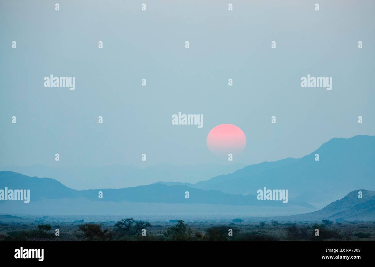 Sunset over the mountains of the Namib Desert, Sesriem, Namibia Stock ...