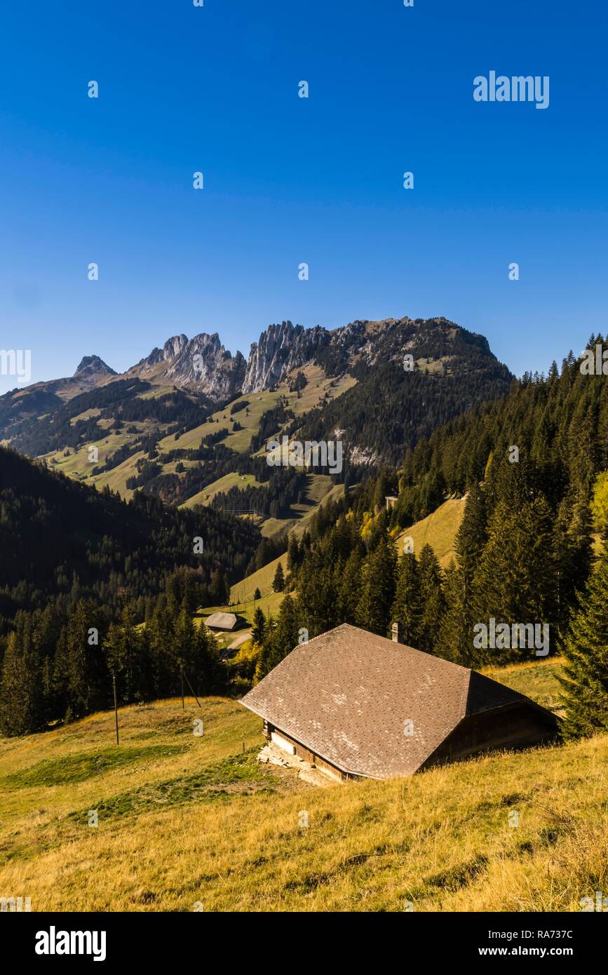 Mountain landscape at the Jaunpass in the Simmental, hut, autumn ...