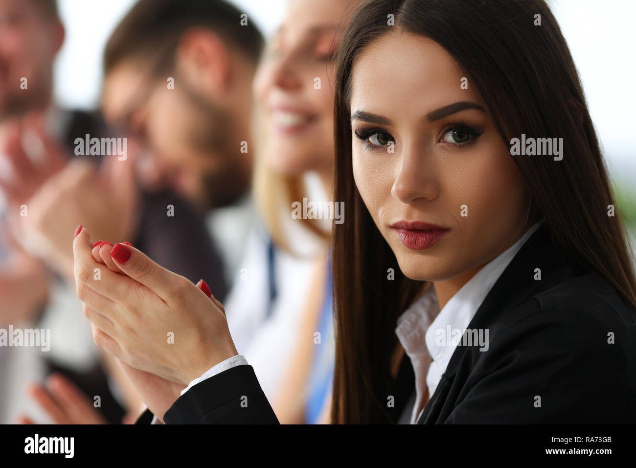 People clap hi-res stock photography and images - Alamy