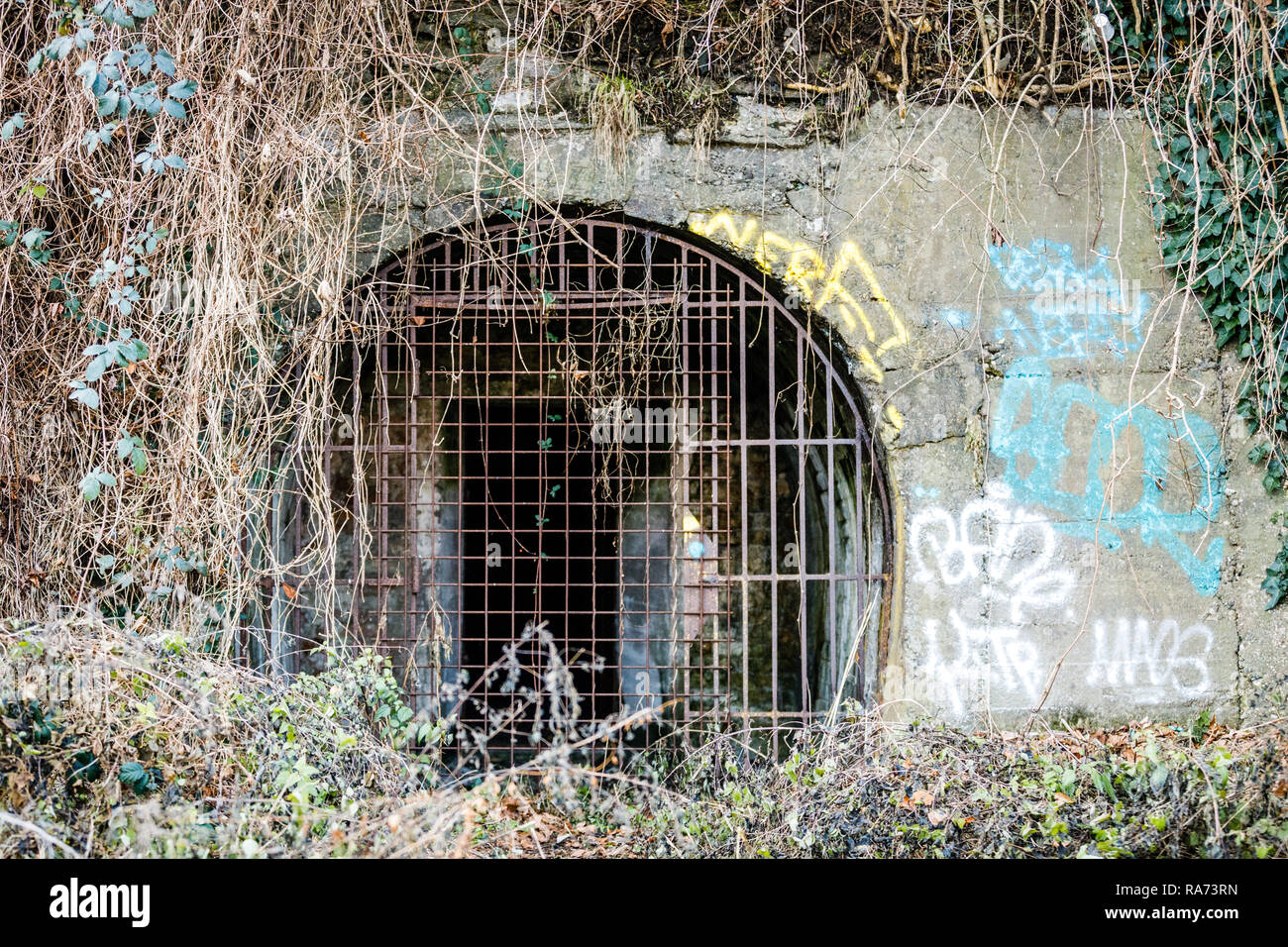 Circular manhole cover water drain hi-res stock photography and images ...