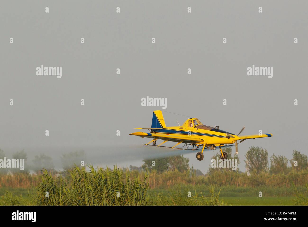 Crop duster plane hi-res stock photography and images - Alamy