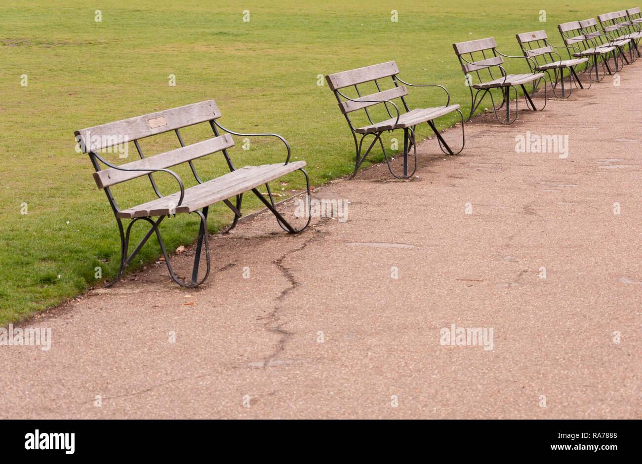 Row of park benches hi-res stock photography and images - Alamy