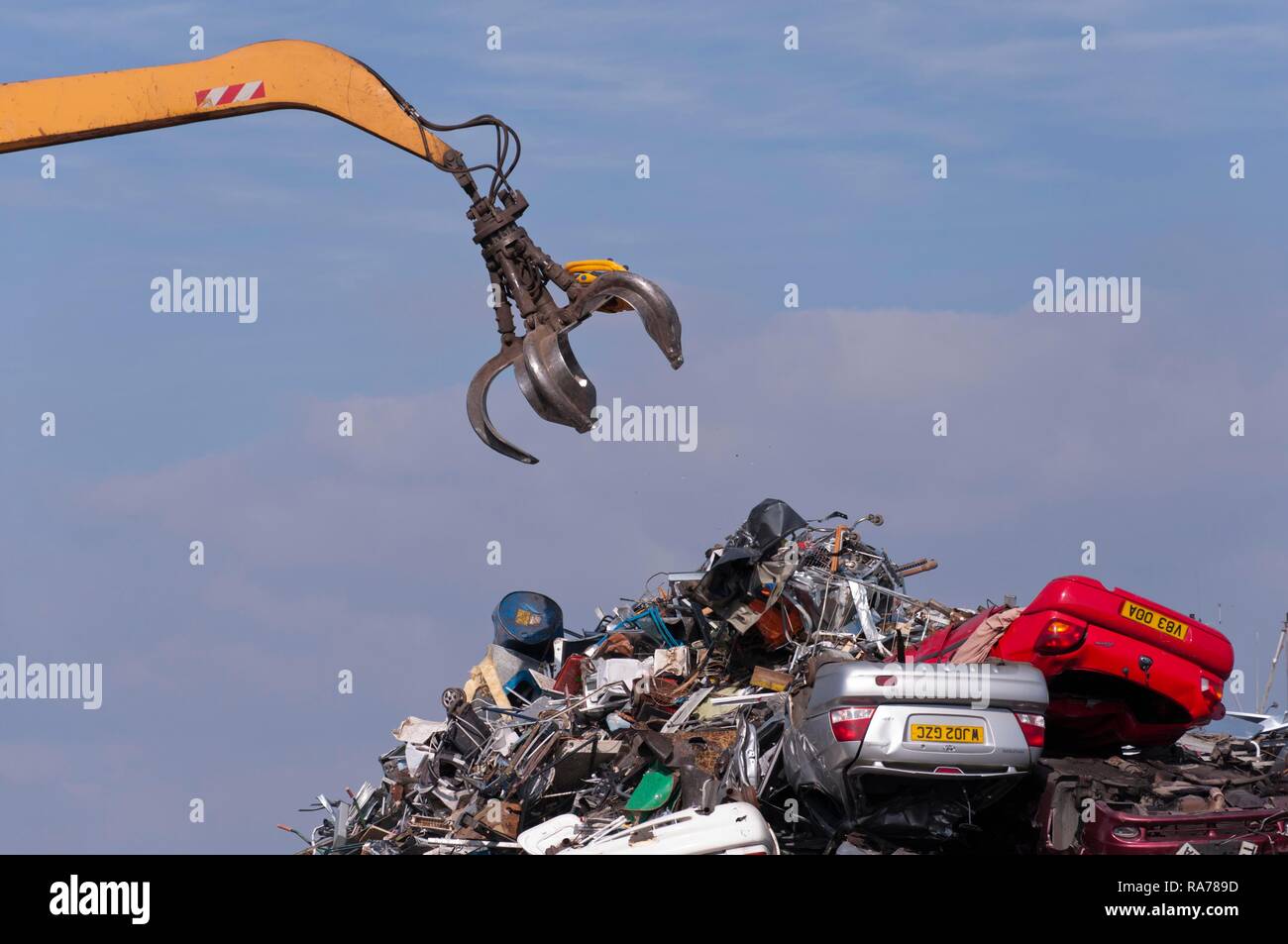 Scrap yard claw hi-res stock photography and images - Alamy