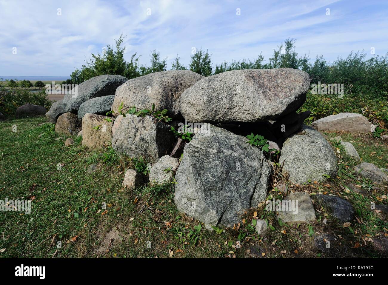 Neolithic burial mound hi-res stock photography and images - Alamy