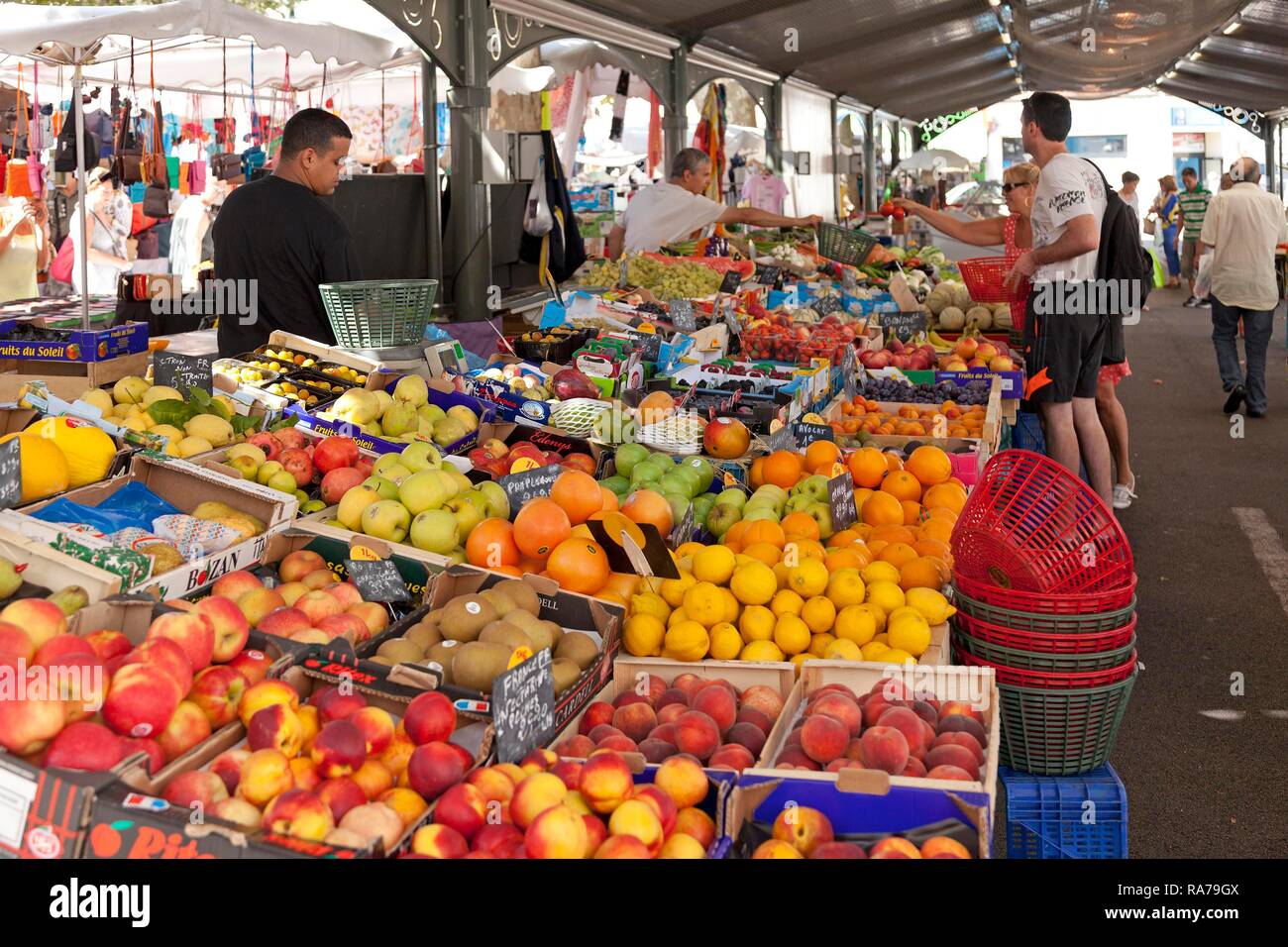 Fruit stall on the market, Marché Gambetta, Cannes, Cote d'Azur, France ...