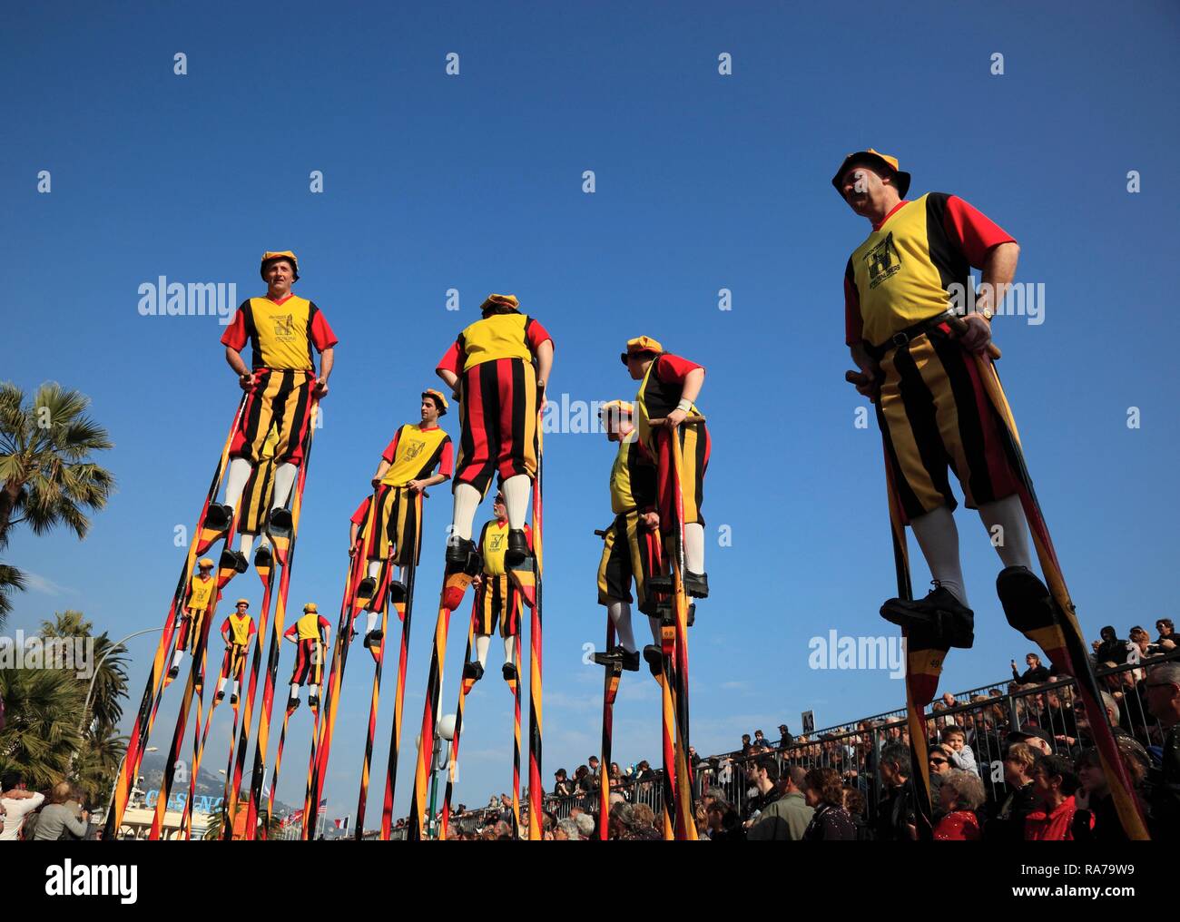 Stilt walkers hi-res stock photography and images - Alamy