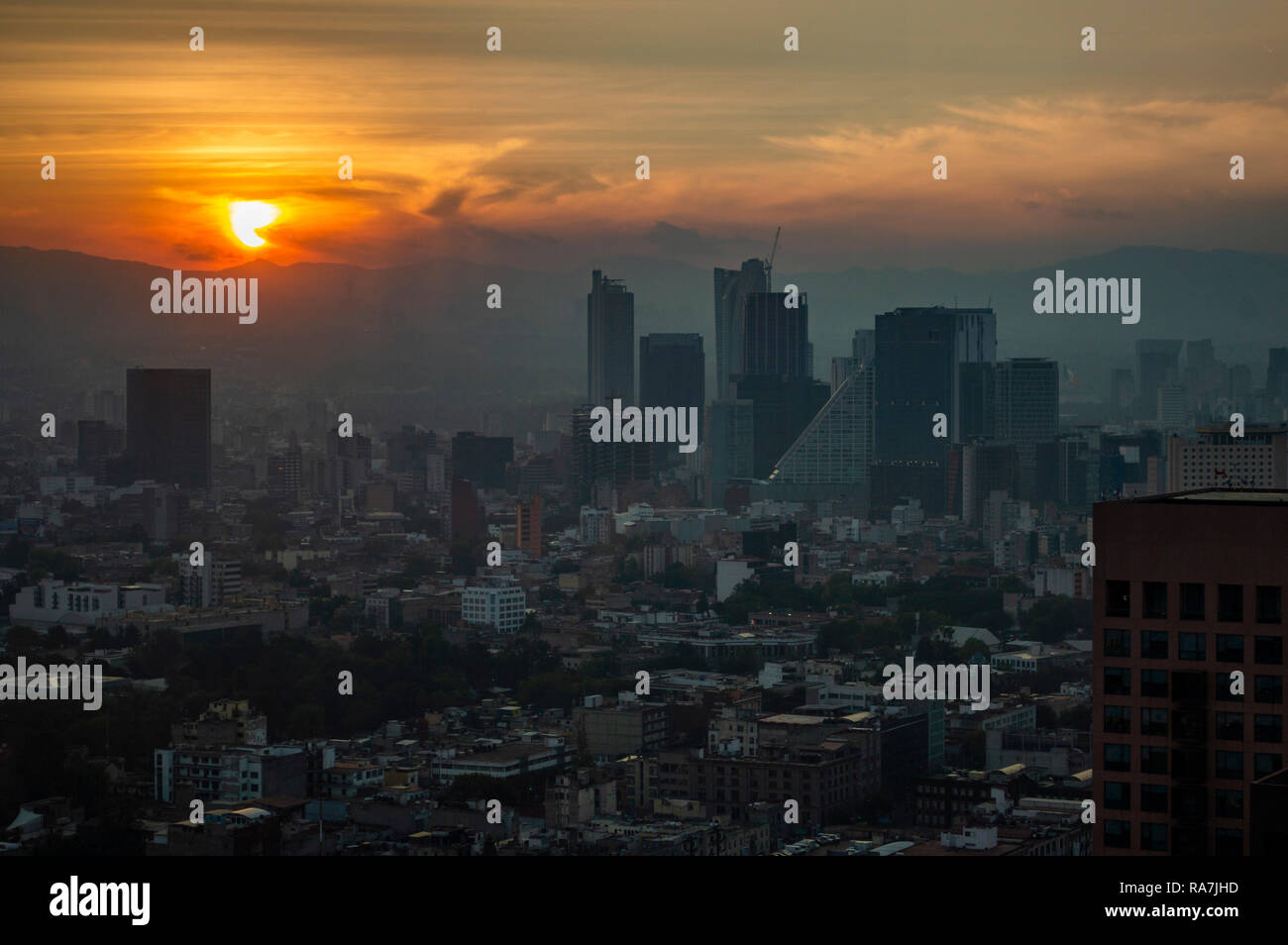 Dusk city roads hi-res stock photography and images - Alamy