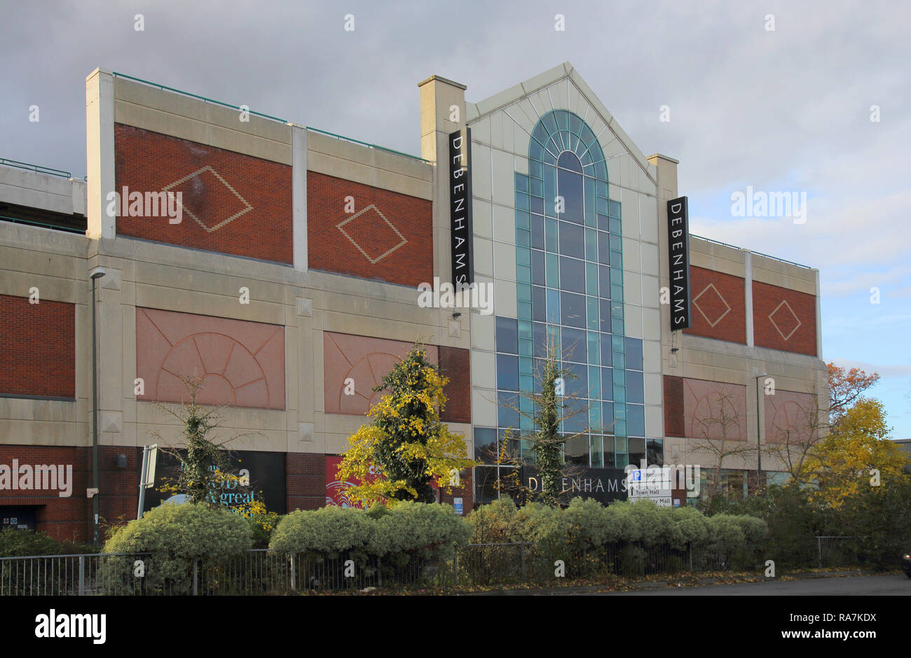 County mall shopping centre debenhams hi-res stock photography and ...