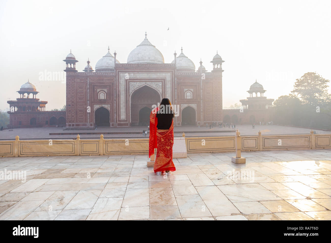 Indian woman sari taj mahal hi-res stock photography and images - Alamy
