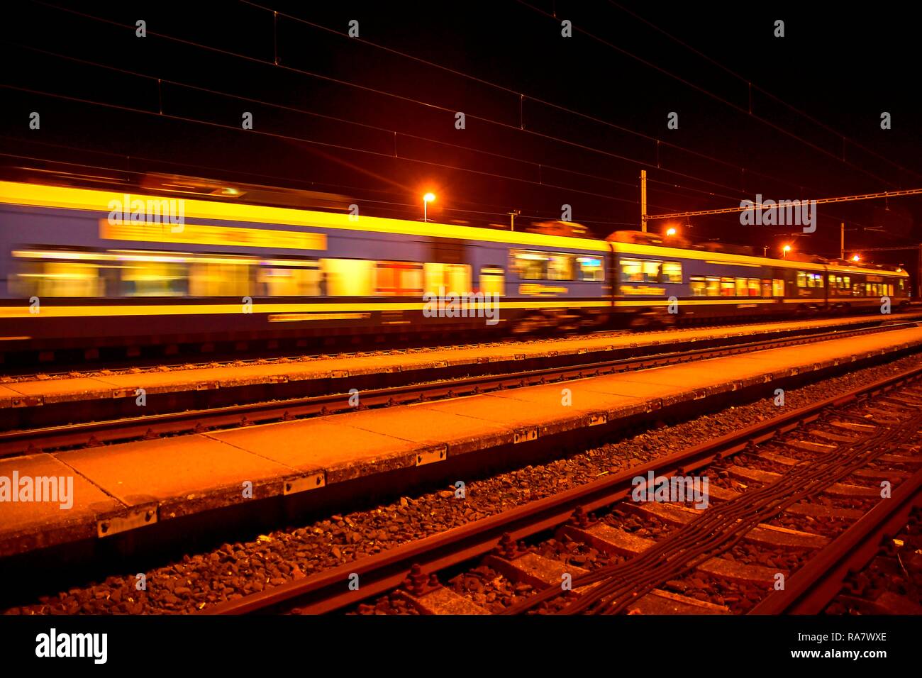 Passanger trains uk hi-res stock photography and images - Alamy