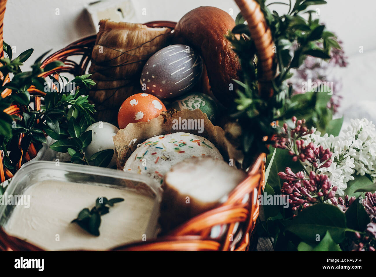 Ham and egg basket hi-res stock photography and images - Alamy