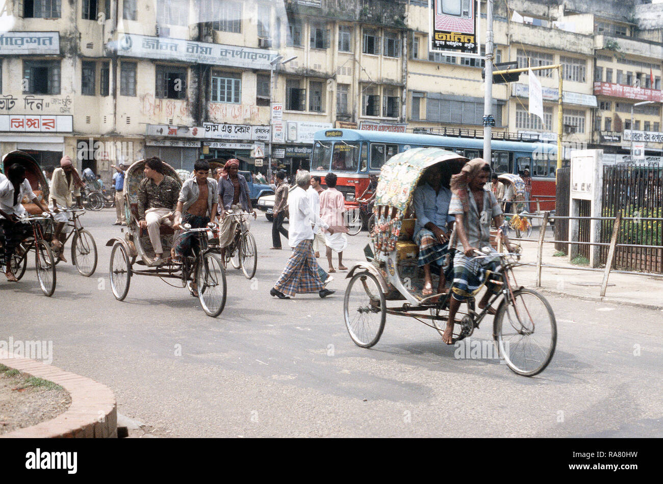 Dhaka bangledesh street scene hi-res stock photography and images - Alamy