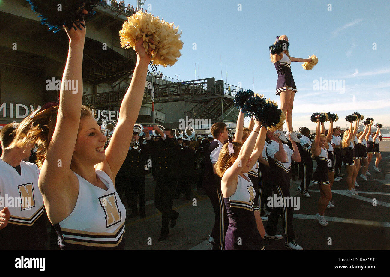 Pointsettia bowl cheerleaders hi-res stock photography and images - Alamy