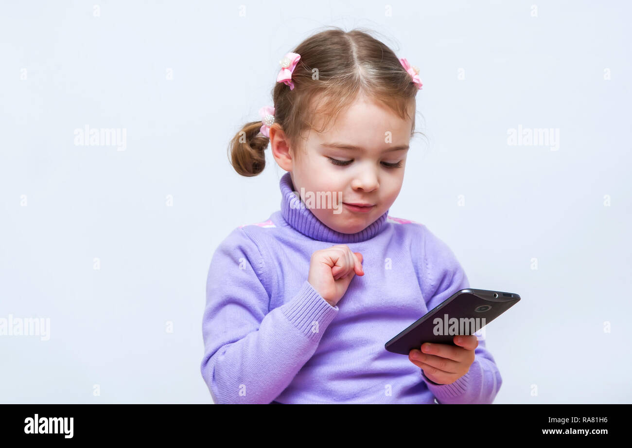 little girl using smart phone Stock Photo - Alamy little girl using smart phone Stock Photo - Alamy
