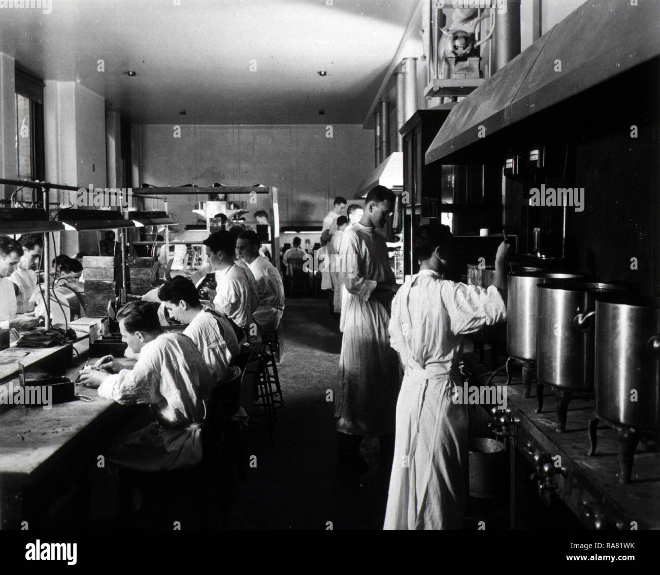 Medical lab 1940s hi-res stock photography and images - Alamy
