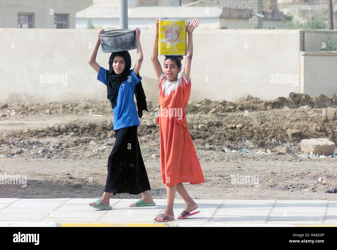 Iraqi girls 2003 hi-res stock photography and images - Alamy