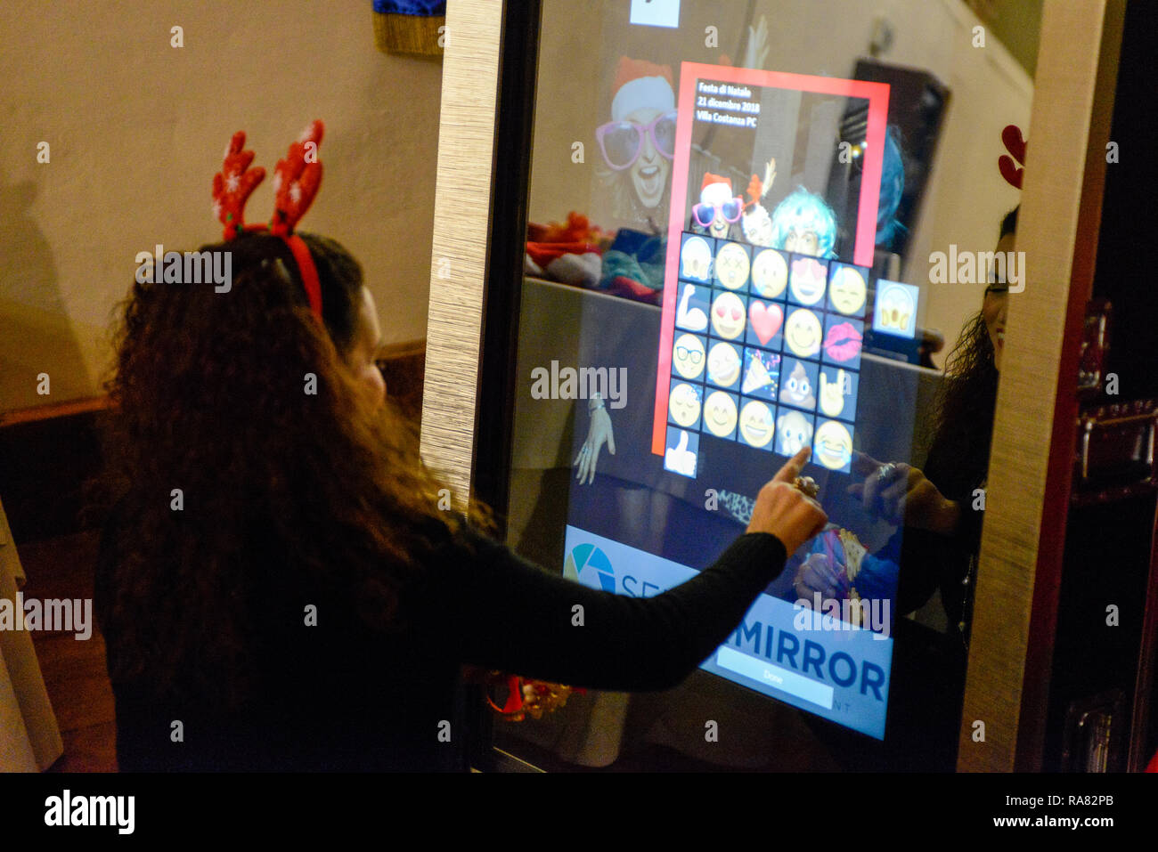 selfie mirror sharing in social media and printing live photographs of ...