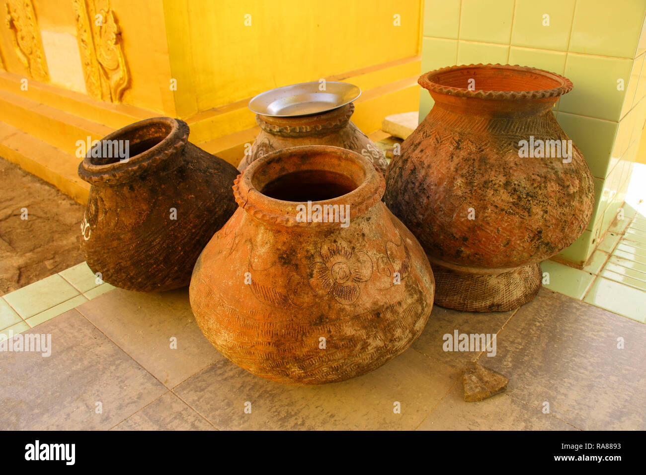 Clay pot burma hi-res stock photography and images - Alamy