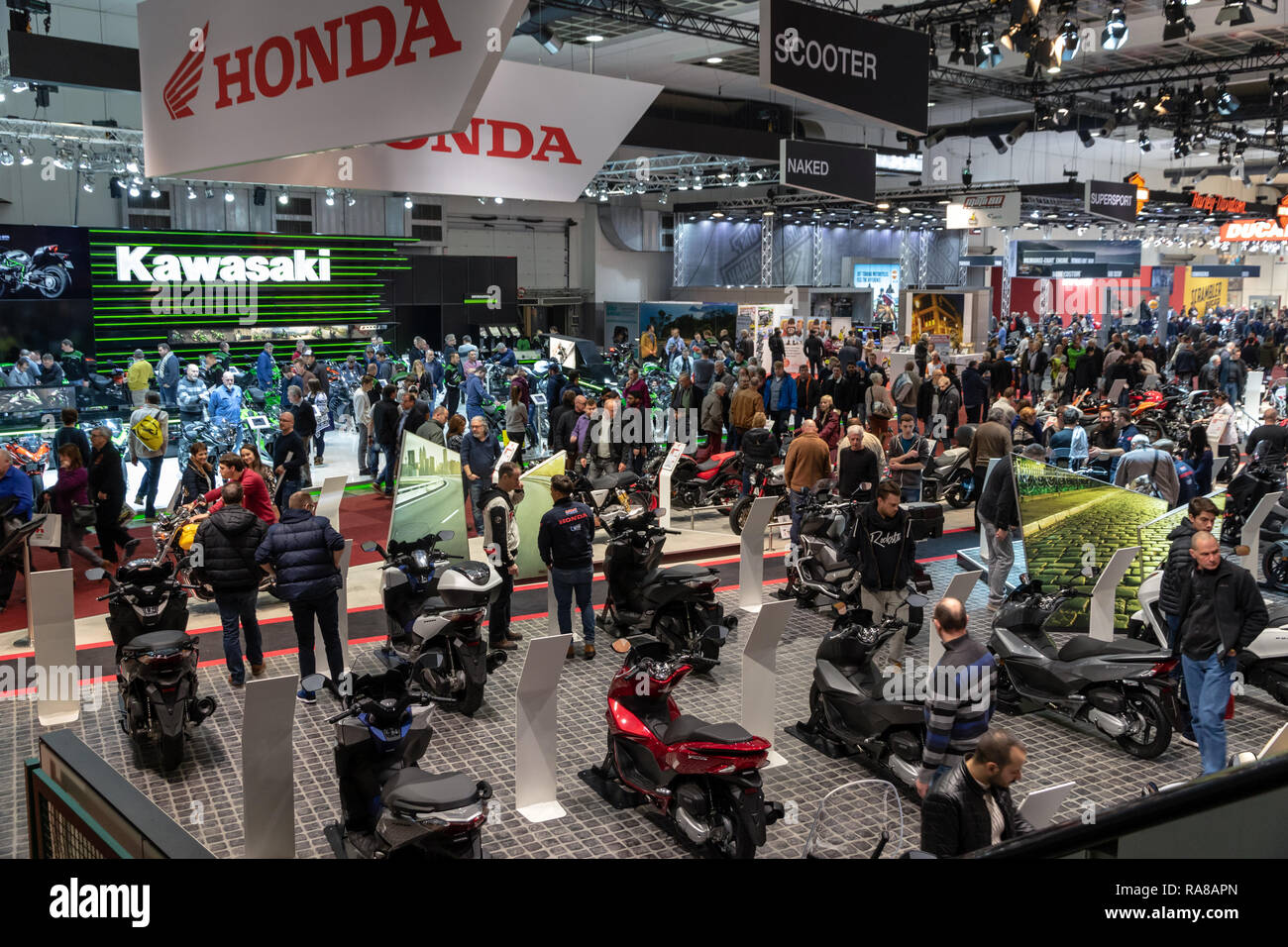Auto show crowd hi-res stock photography and images - Alamy