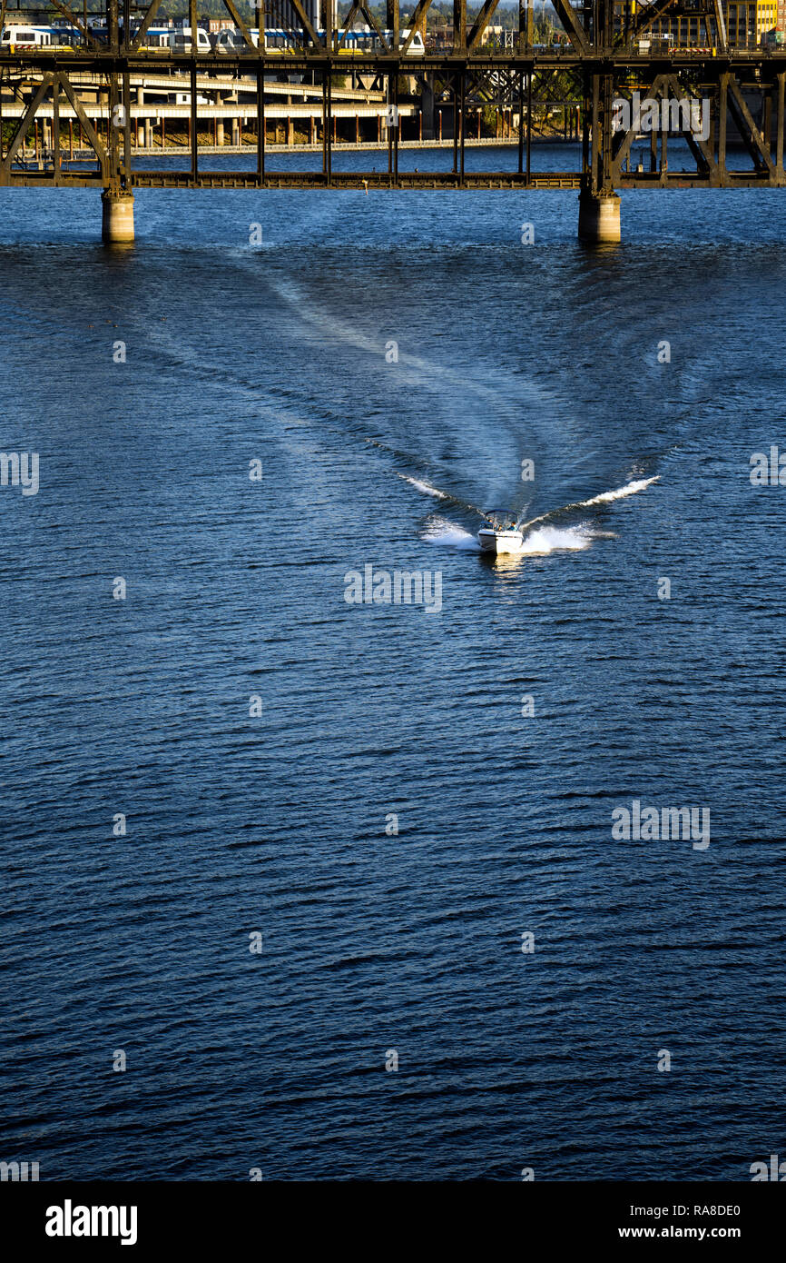 Fast moving water craft hi-res stock photography and images - Alamy