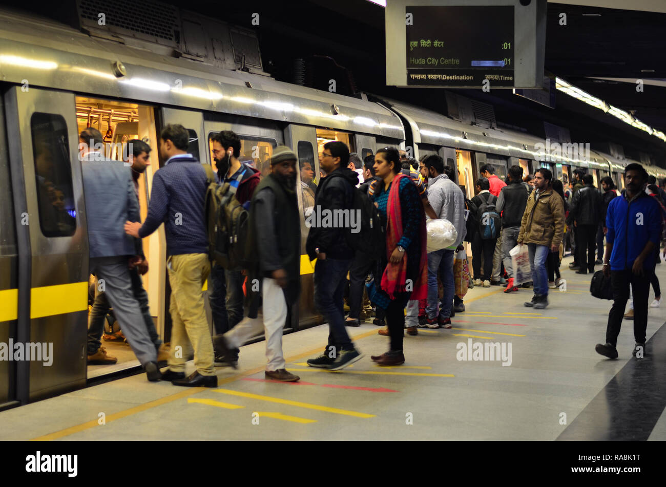 Mumbai metro train hi-res stock photography and images - Alamy