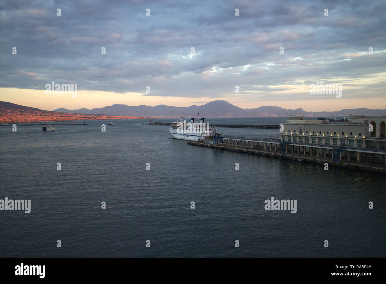 Porto di napoli hi-res stock photography and images - Alamy