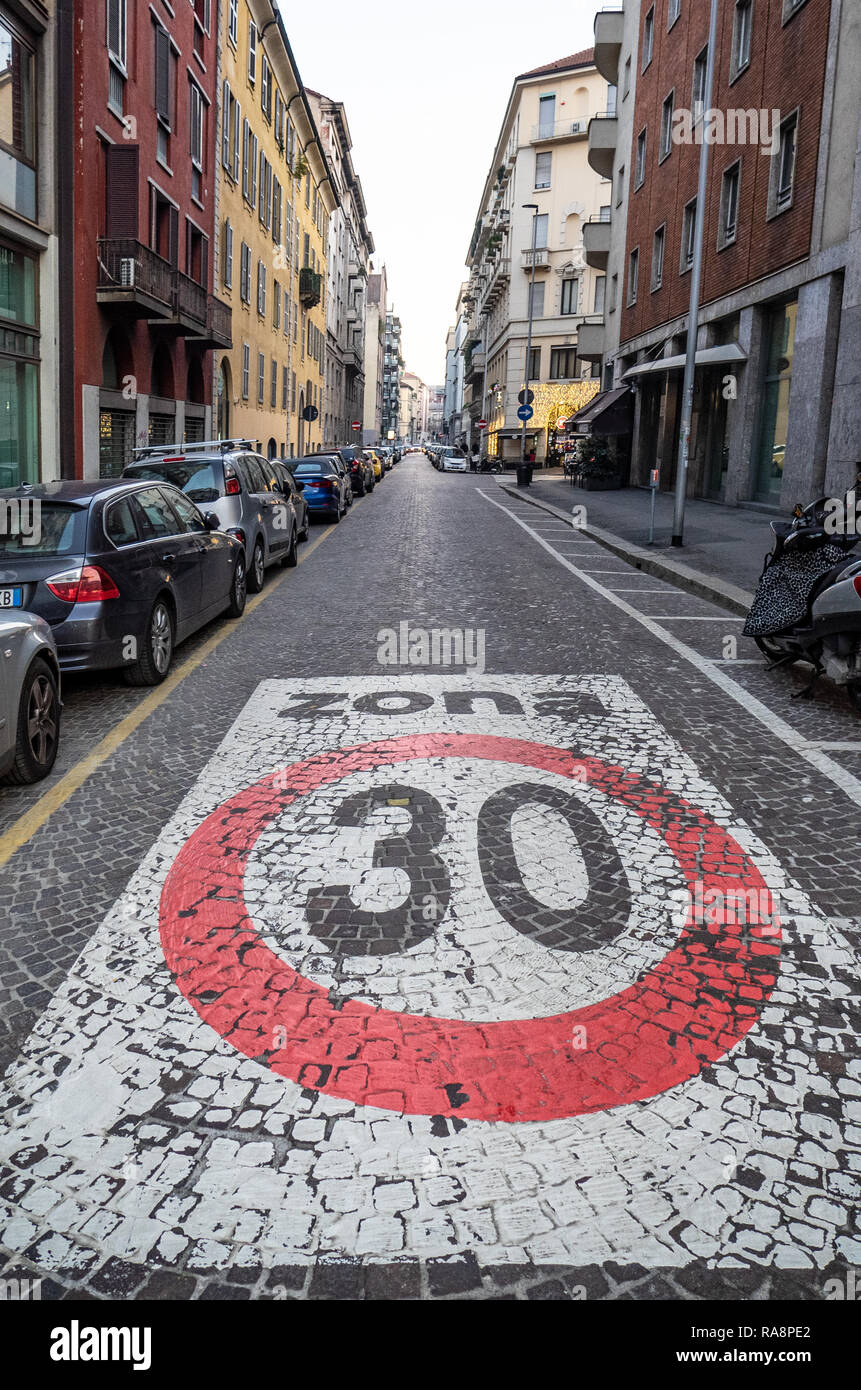 speed limit of 30 Kmh in the narrow streets of the center of Milan ...