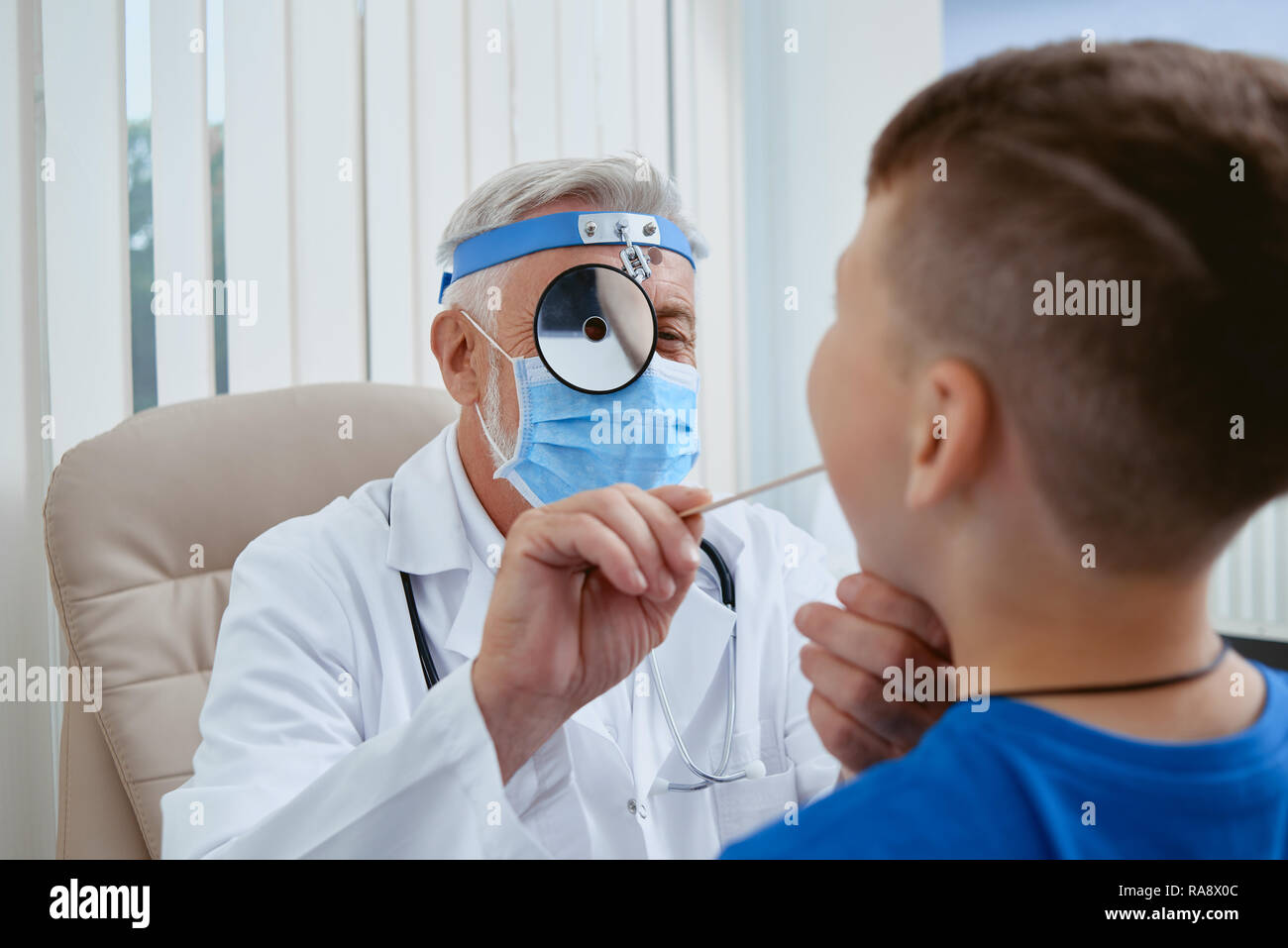 Two doctors observing patient hi-res stock photography and images - Alamy