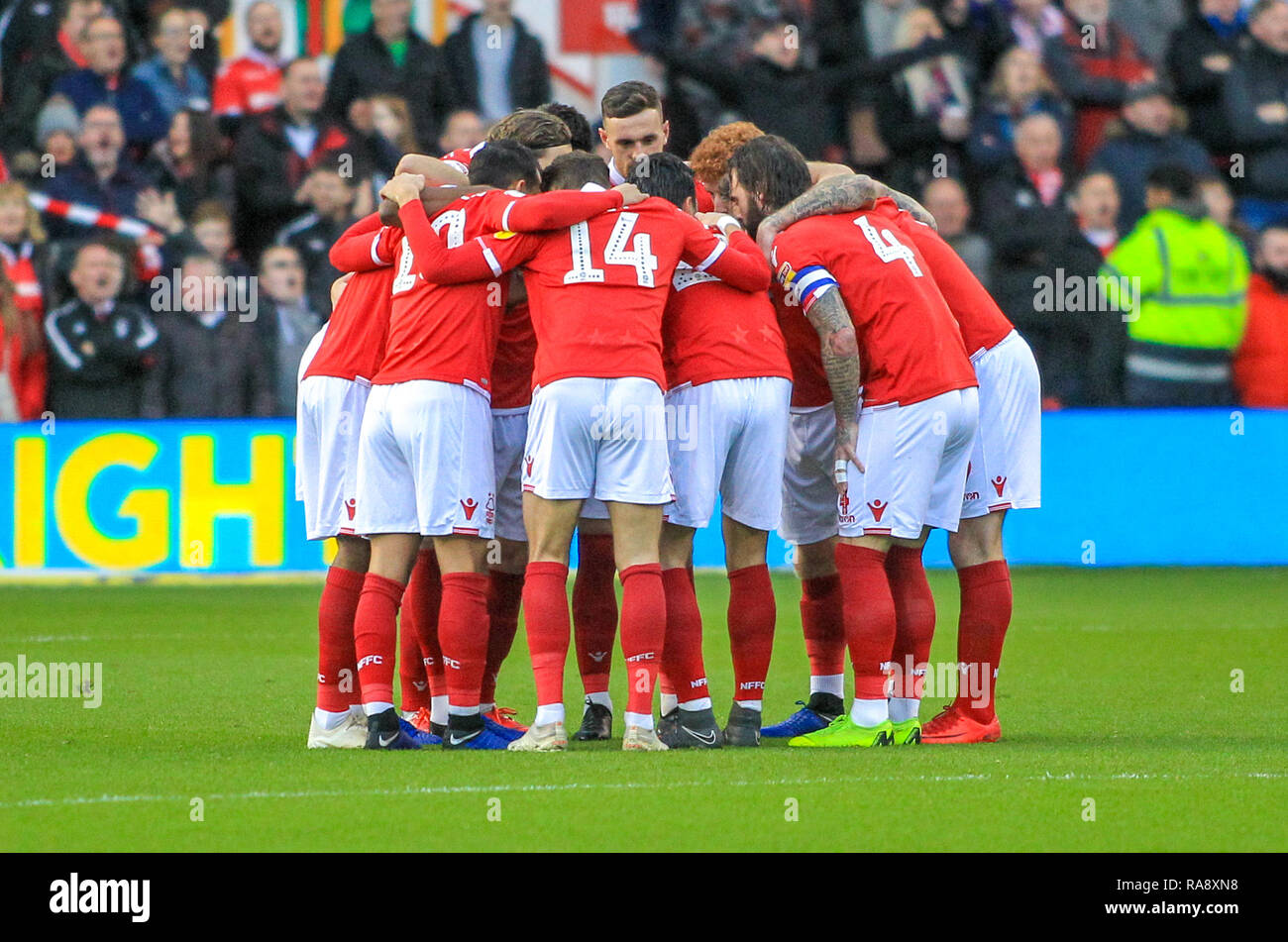 Team huddle at kick off hi-res stock photography and images - Alamy