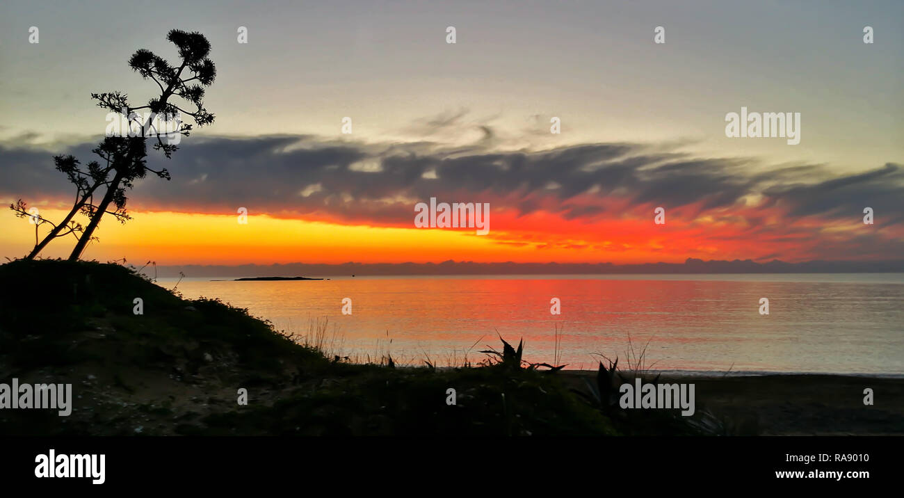 Sunset beyond tree hi-res stock photography and images - Alamy