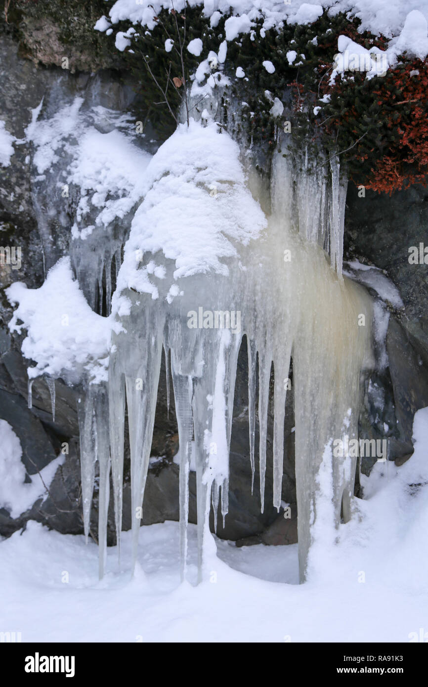 Hanging from rock hi-res stock photography and images - Alamy