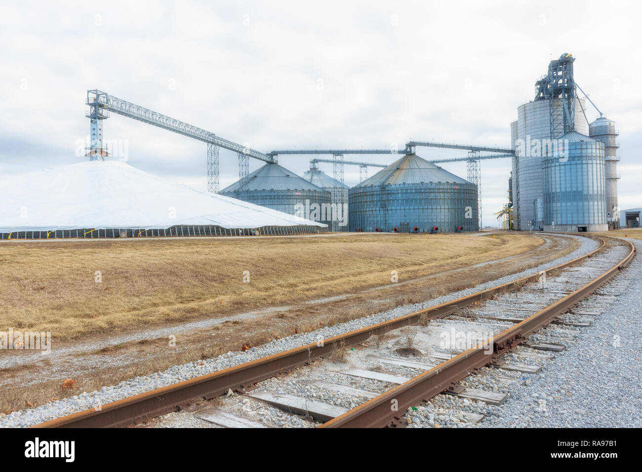 Midwest grain storage facility with railroad line Stock Photo - Alamy