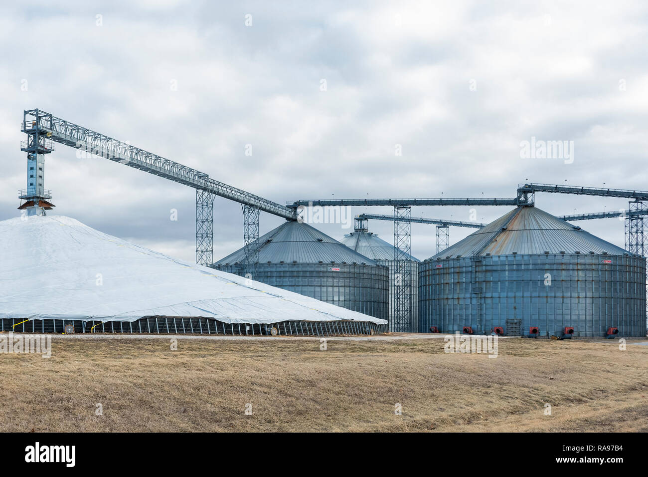 Midwest grain storage facility Stock Photo - Alamy