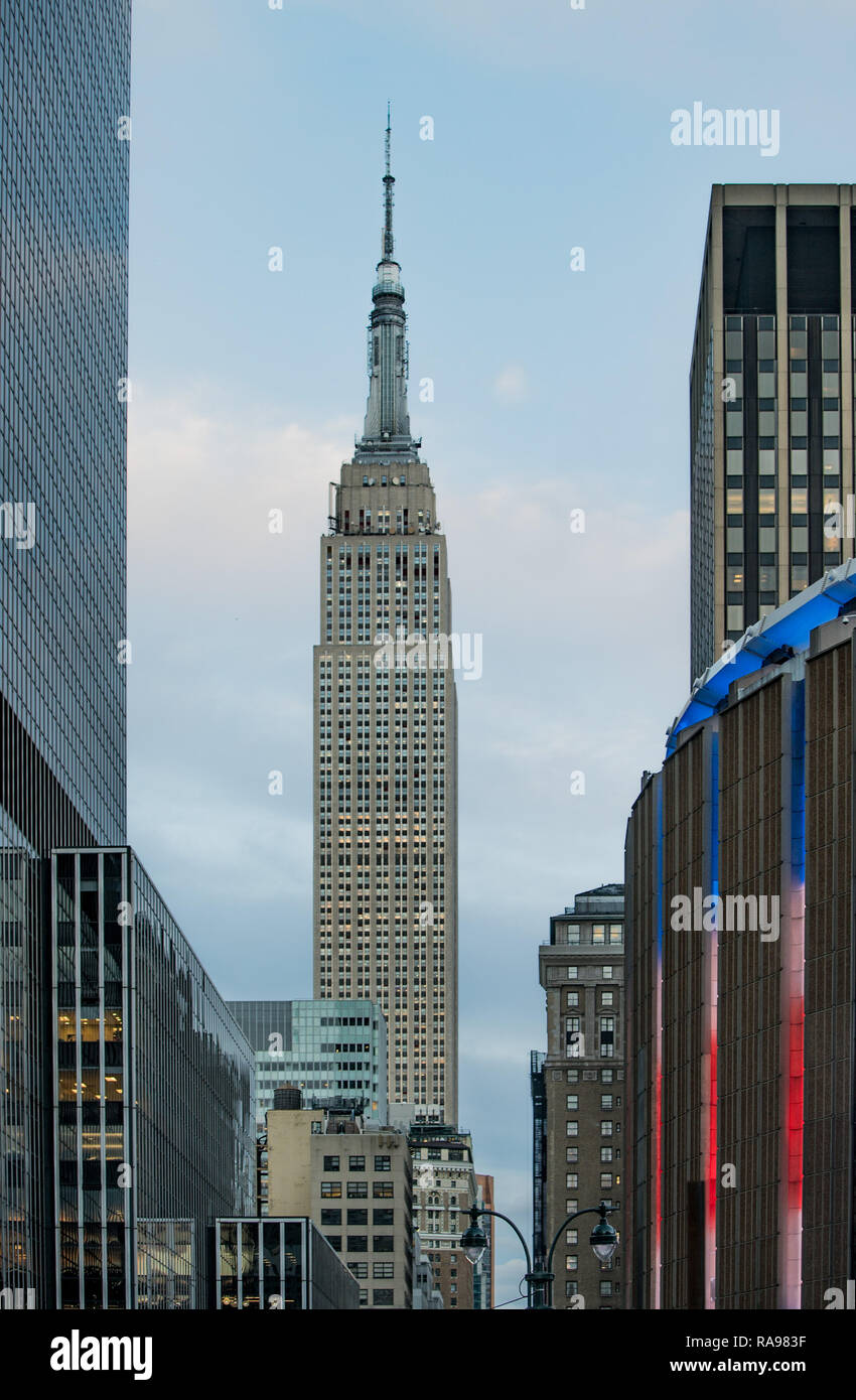 Empire state building street view hi-res stock photography and images ...
