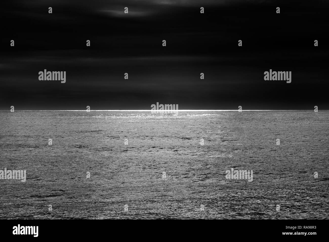Wide minimalist view of ocean glistening in the horizon Stock Photo - Alamy