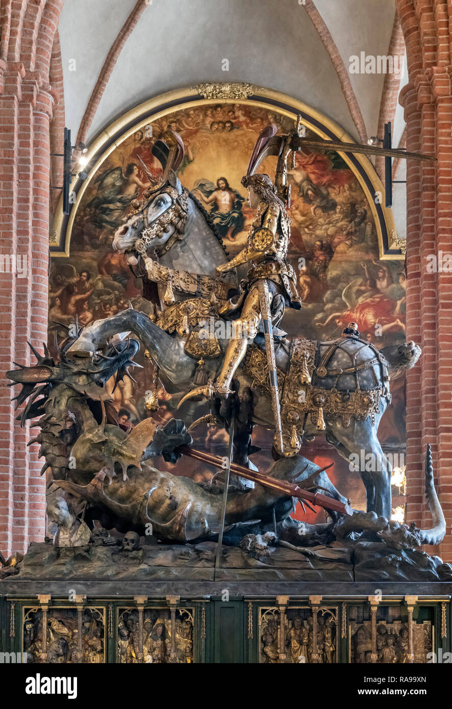 St george dragon sculpture hi-res stock photography and images - Alamy