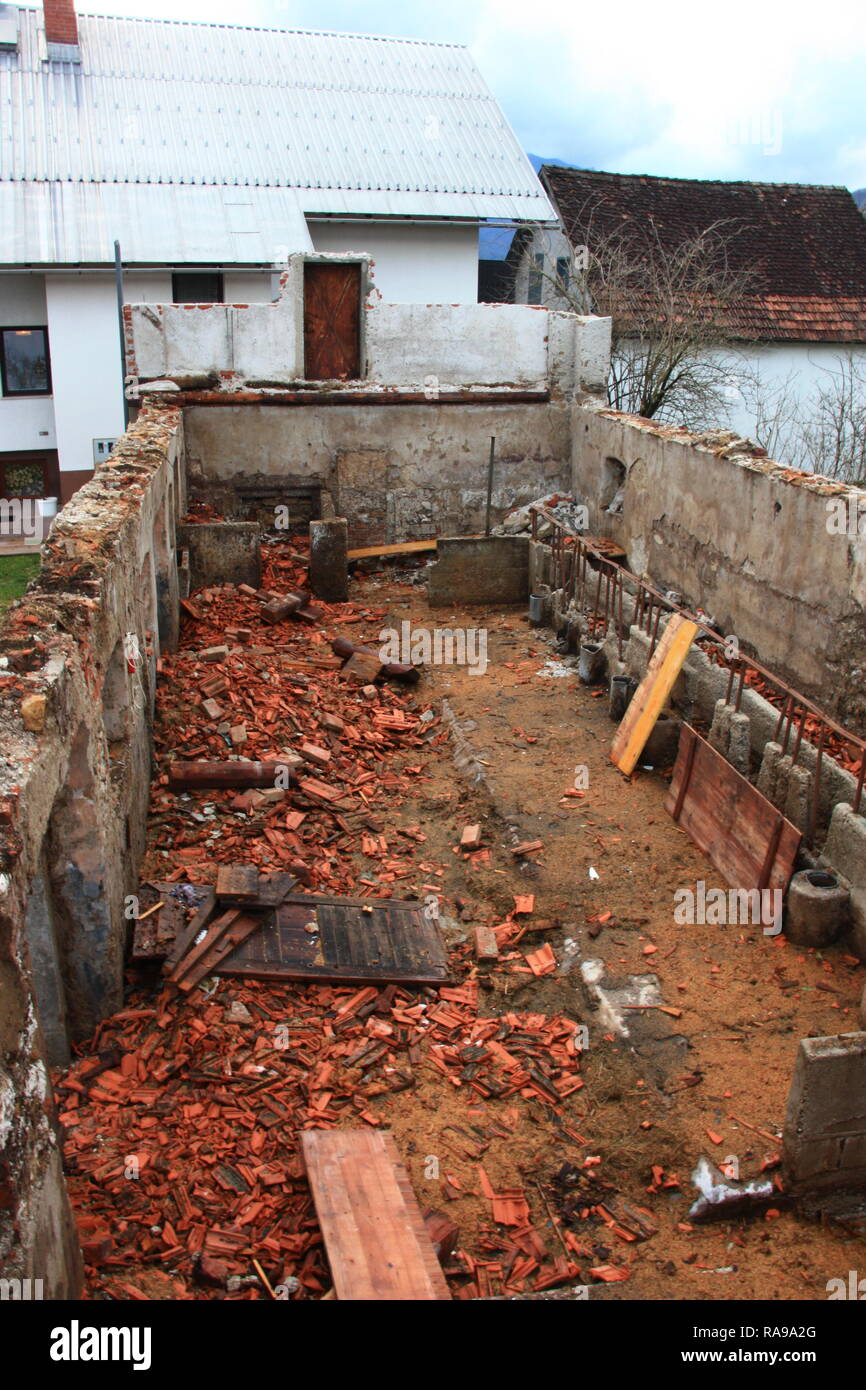 Destroyed barn hi-res stock photography and images - Alamy