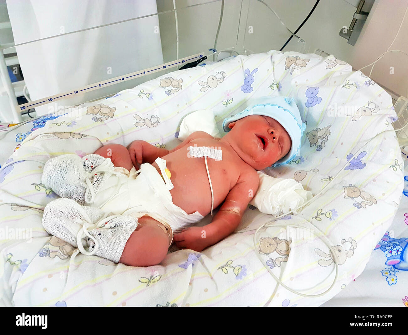 Newborn baby in hospital Stock Photo - Alamy