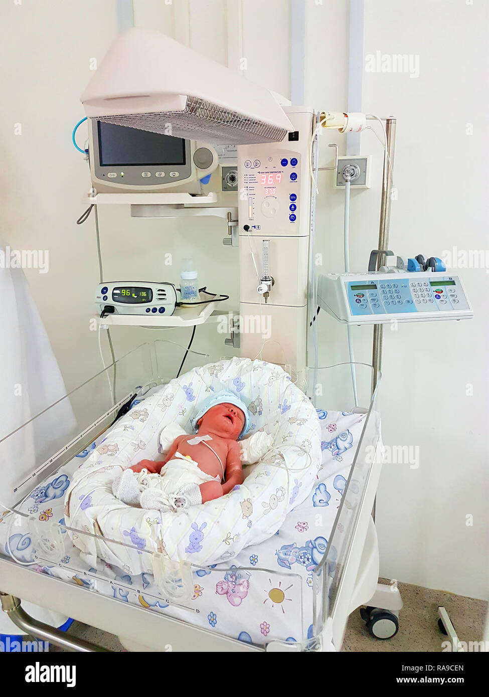 Newborn baby in hospital Stock Photo - Alamy