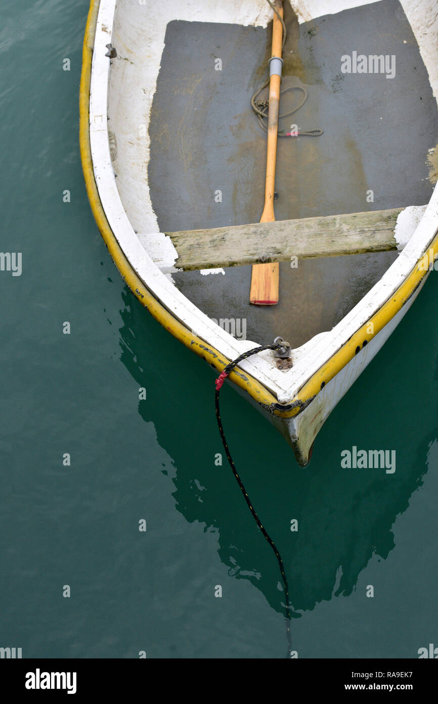An overhead view of the prow bow of a dinghy tied up in the water Stock ...
