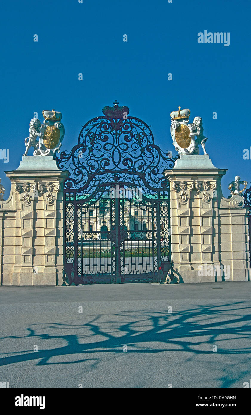 Palace main gate hi-res stock photography and images - Alamy