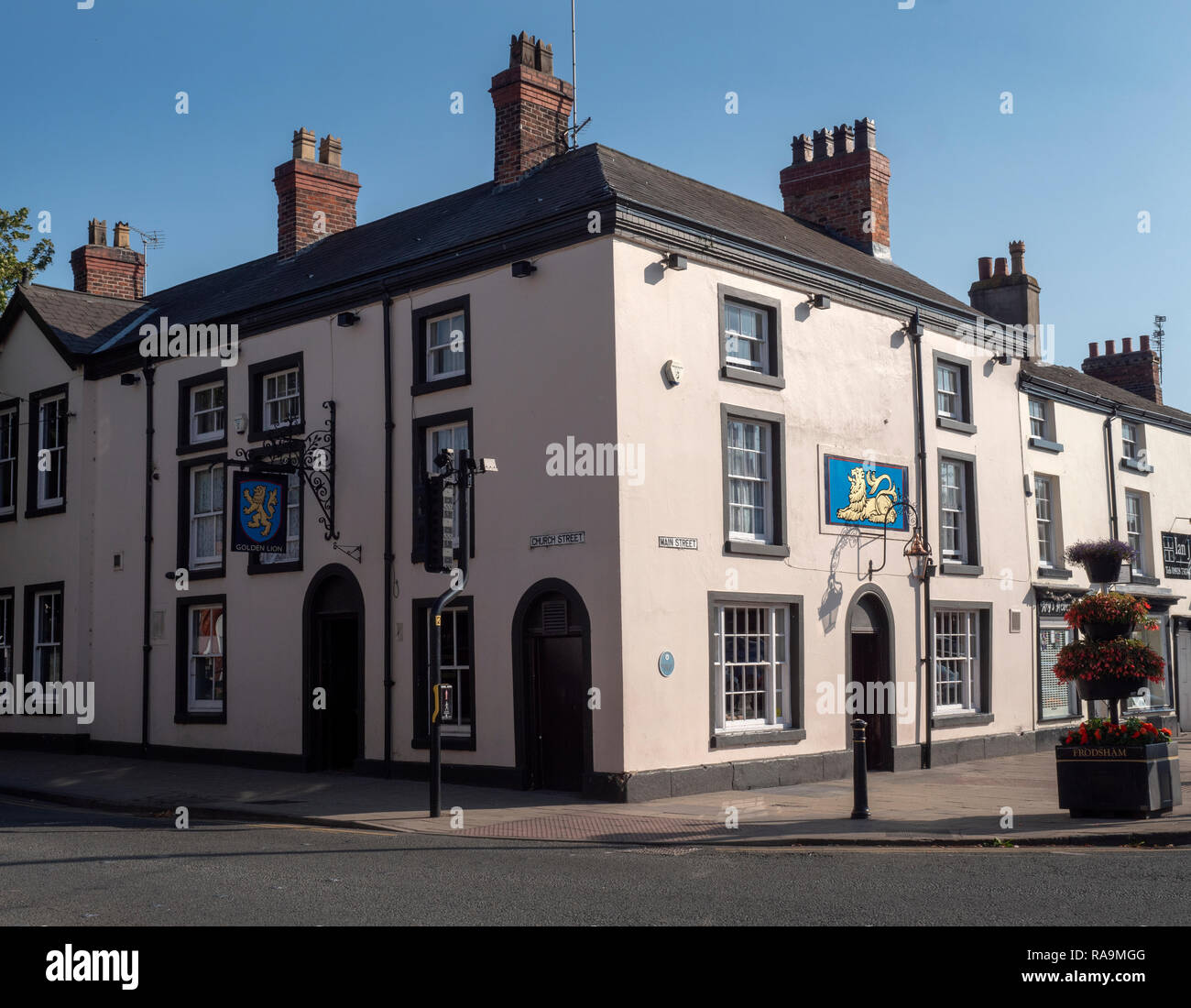 Golden lion frodsham hi-res stock photography and images - Alamy