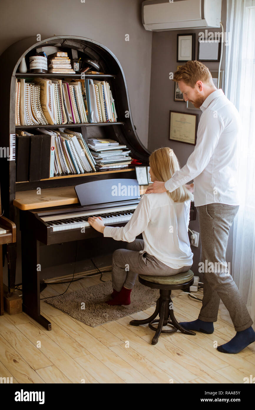 Piano couple hi-res stock photography and images - Alamy