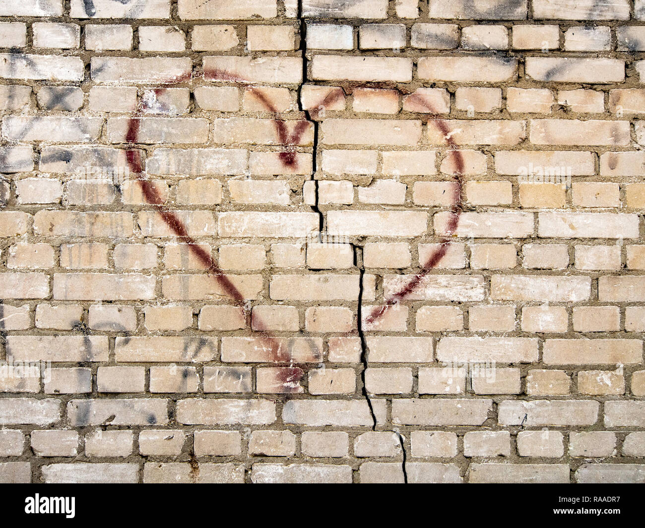 Heart sprayed on a white wall made of bricks Stock Photo - Alamy