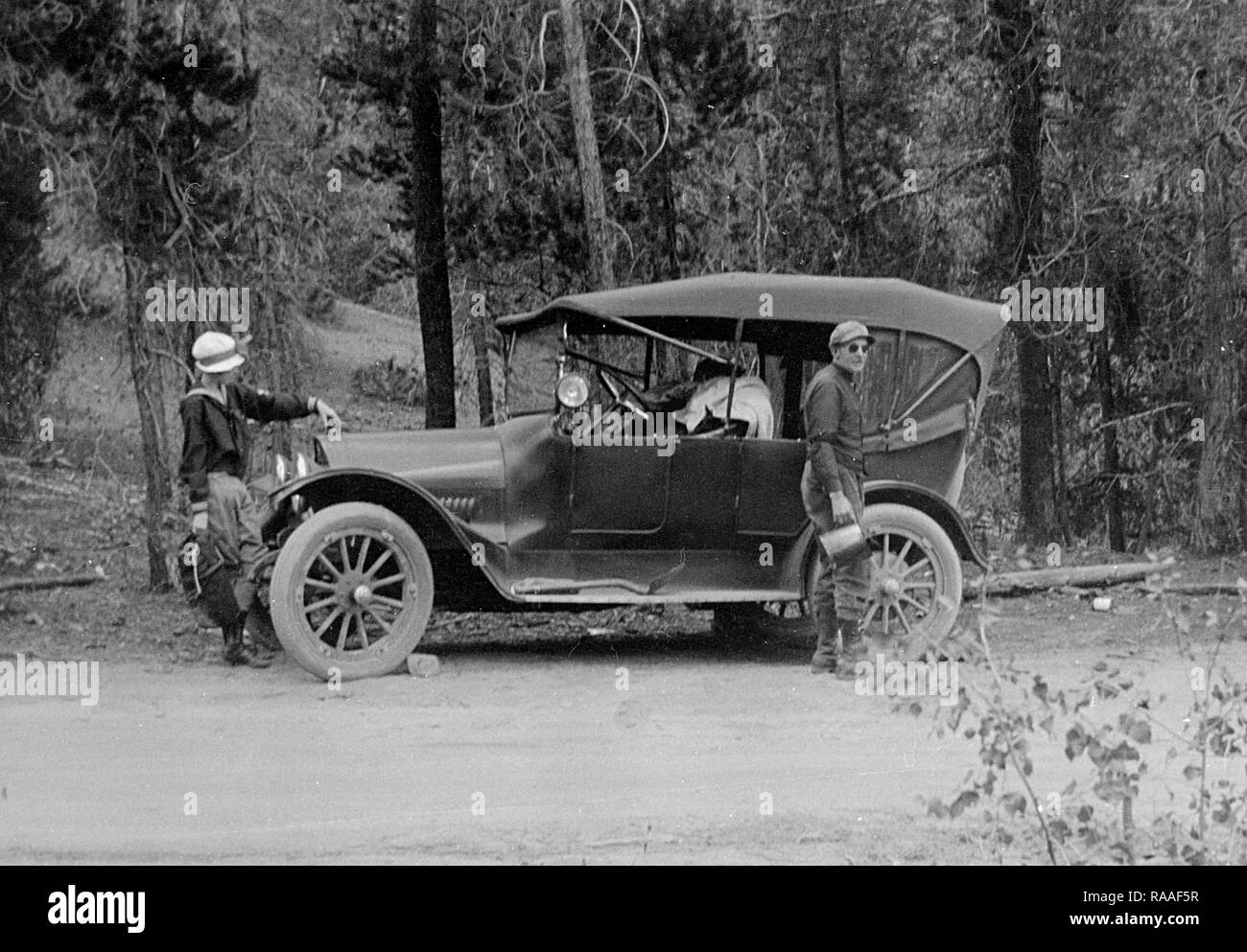 1920s couple car hi-res stock photography and images - Alamy