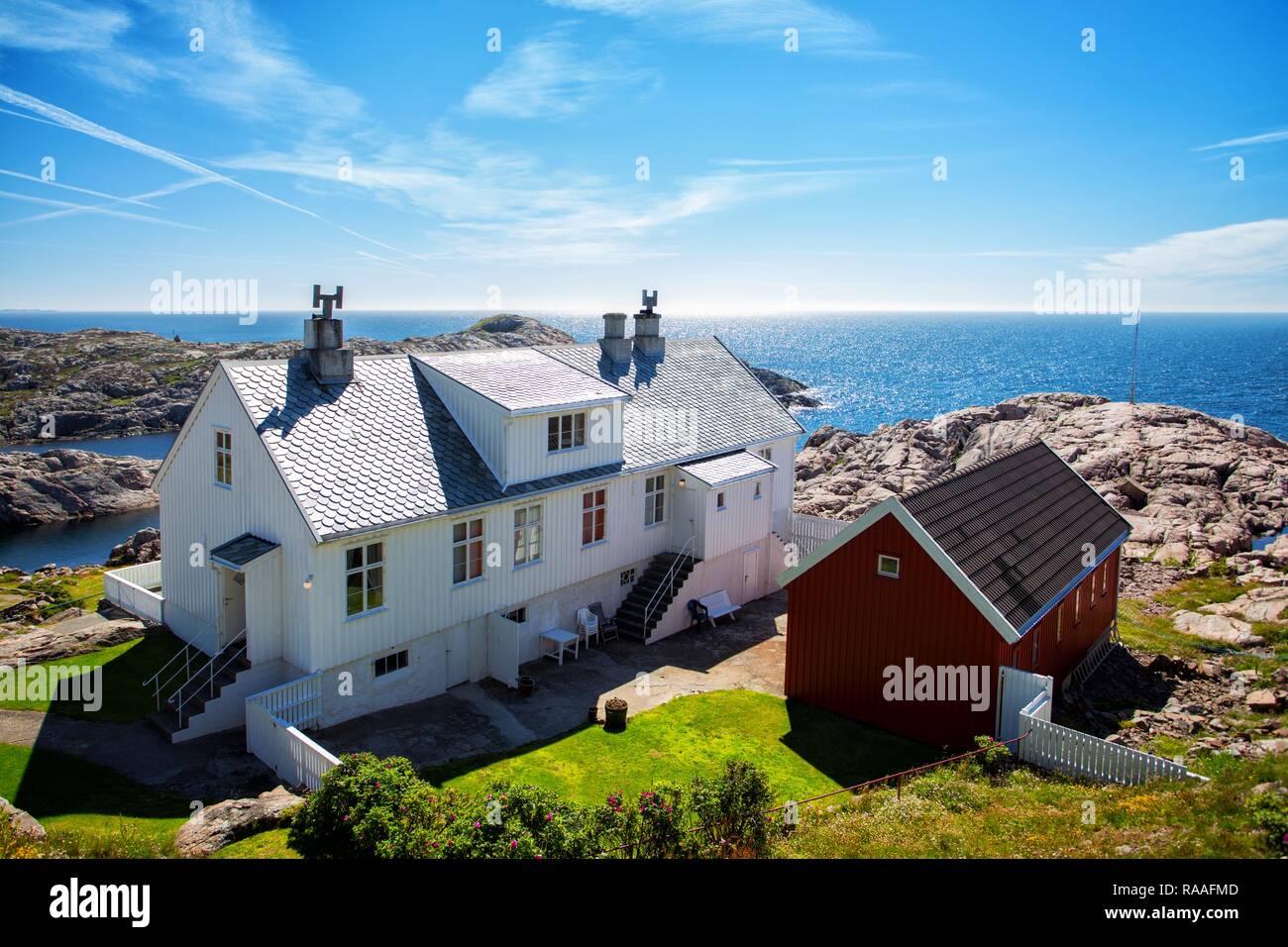 Traditional norwegian cabin grass hi-res stock photography and images ...