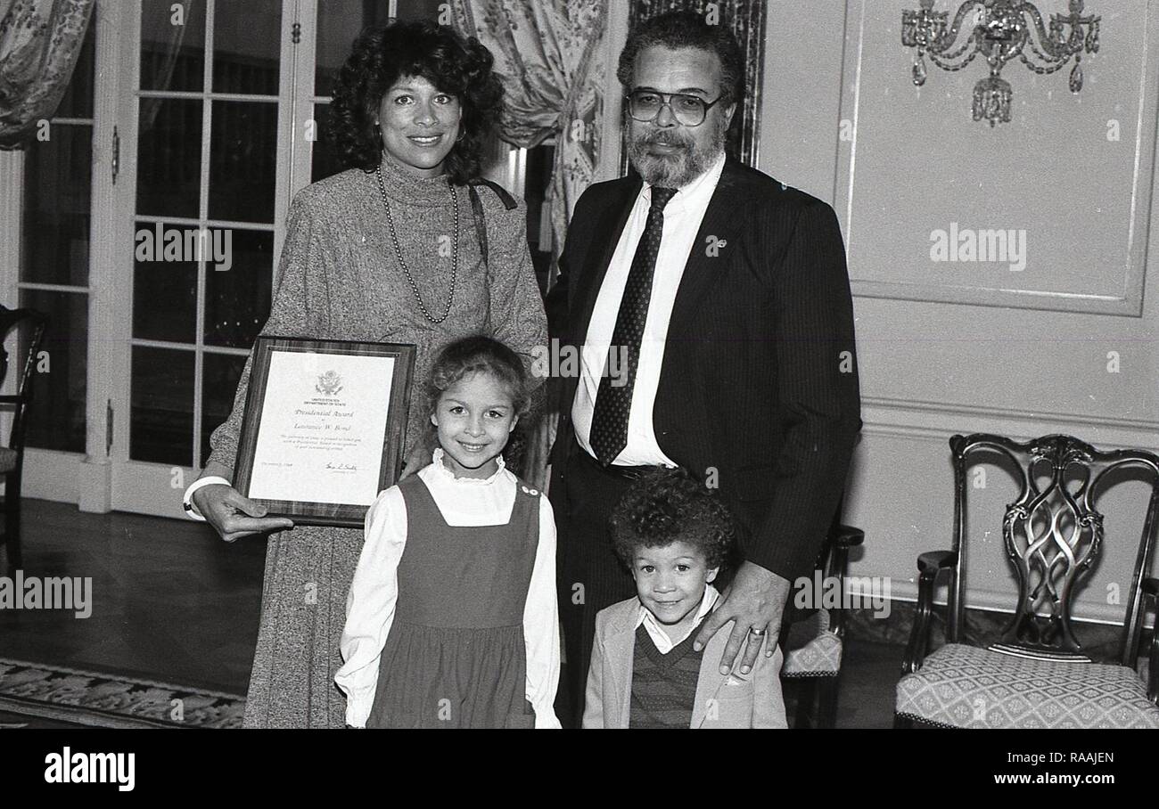 LADY AND MAN STANDING WITH TWO KIDS Stock Photo - Alamy