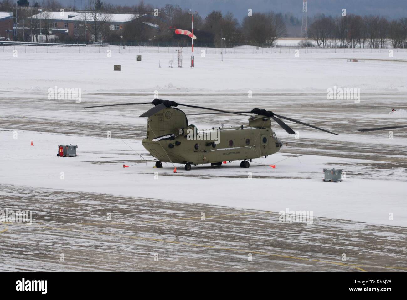 U.S. Army CH-47 Chinook helicopters from 1st Battalion, 214th Aviation ...